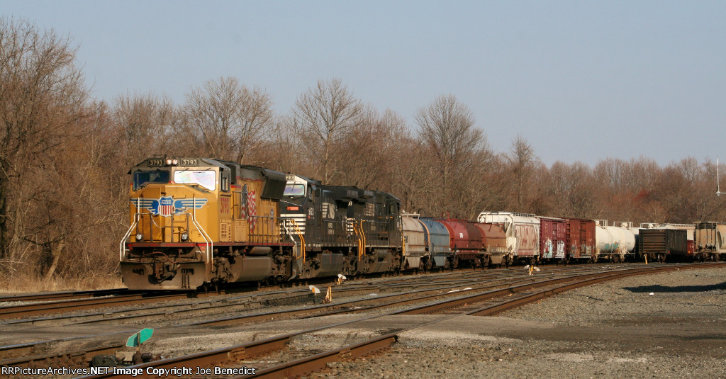 UP 3793 on NS 39G 3/17/2011